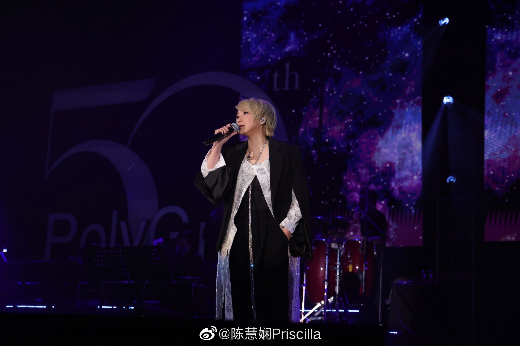 群星齐聚宝丽金50周年演唱会，黎明抛金句搞气氛，李克勤压轴献唱 宝丽金 李克勤 演唱会 新浪新闻