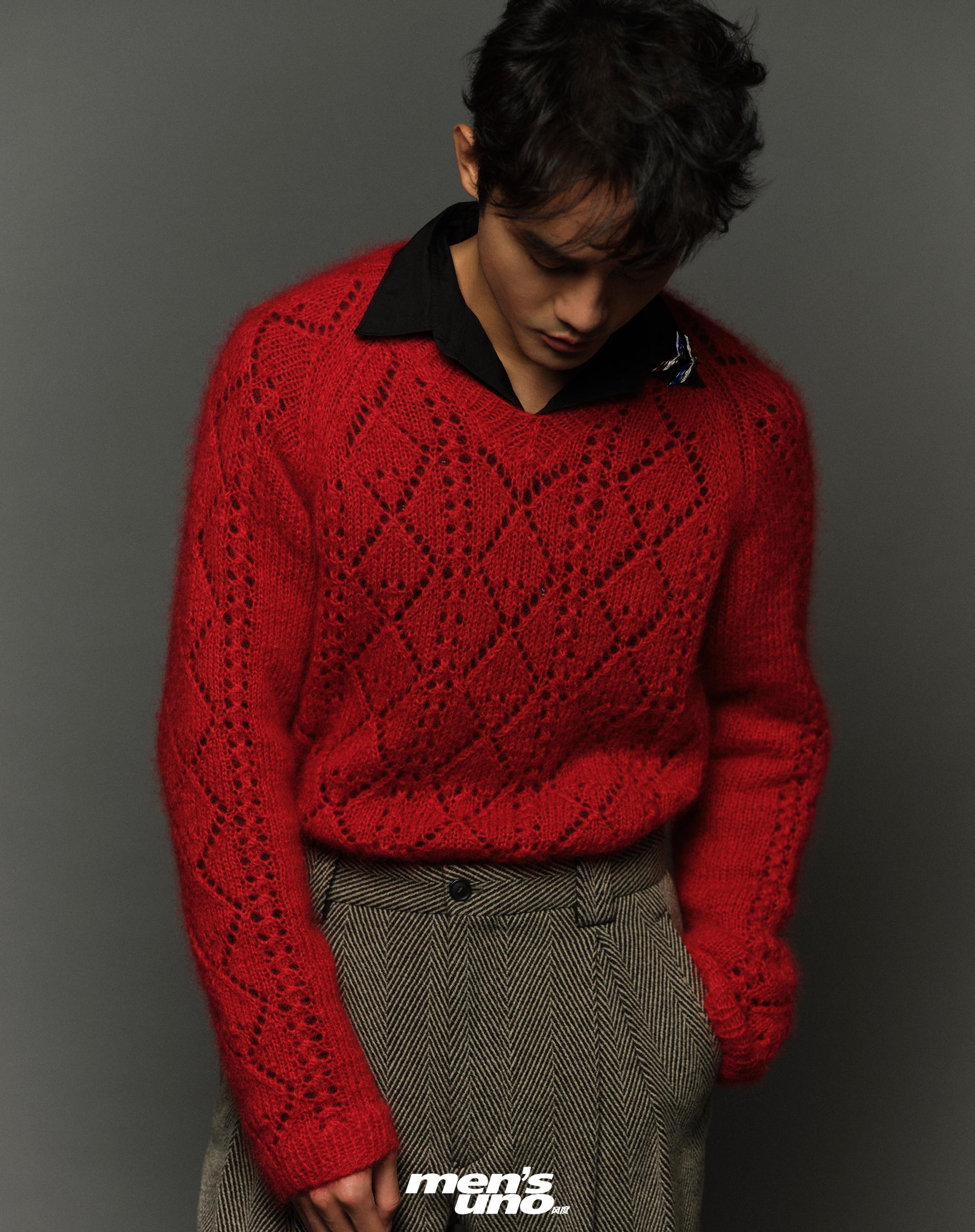 登上《风度mens uno》12月号杂志封面，光影划破黑暗……