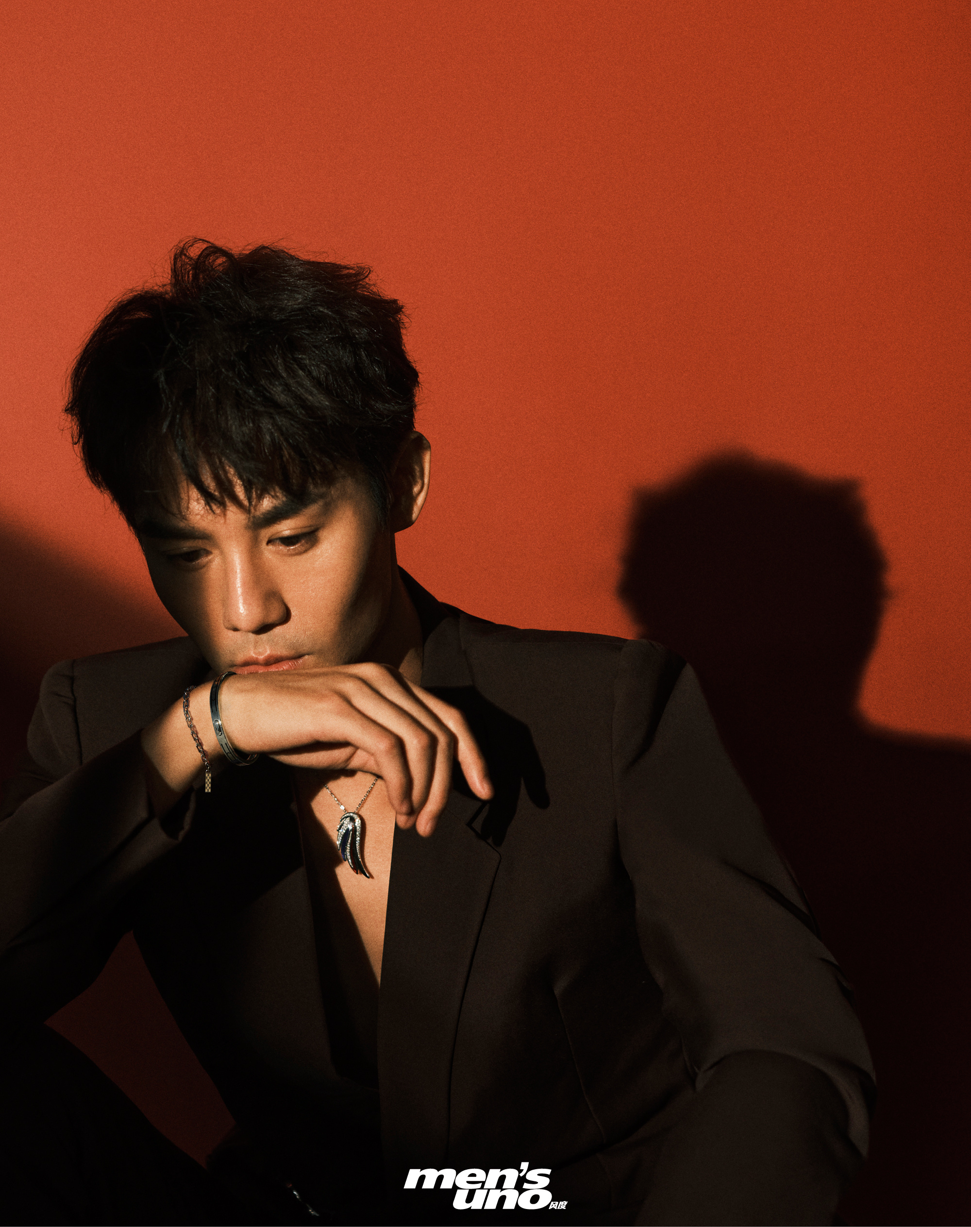 登上《风度mens uno》12月号杂志封面，光影划破黑暗……