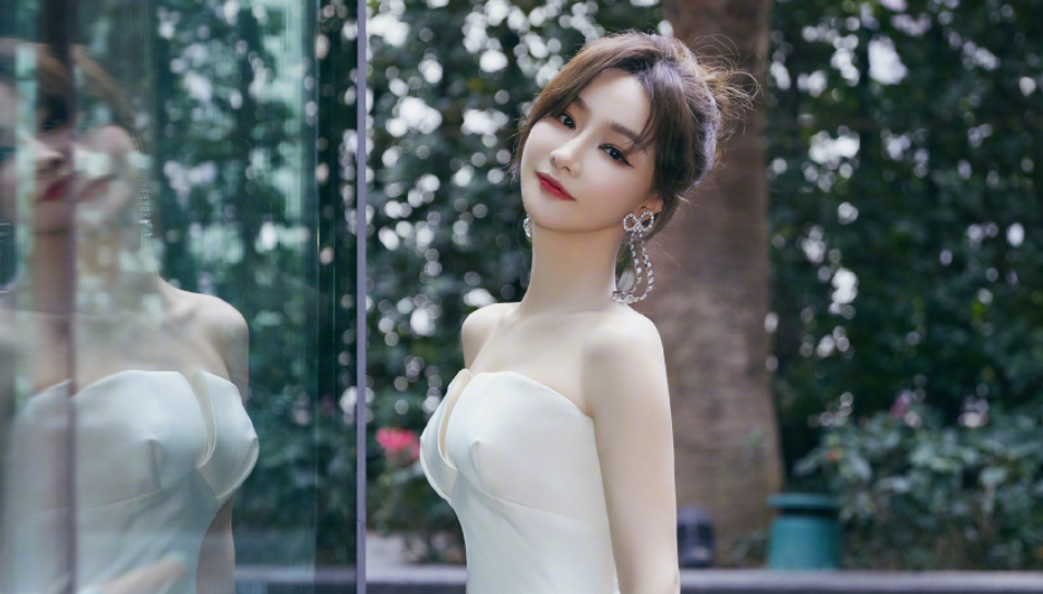 时隔4年55开UU妹再出镜，和Uzi聚一桌引泪目！Miss受到成吨伤害