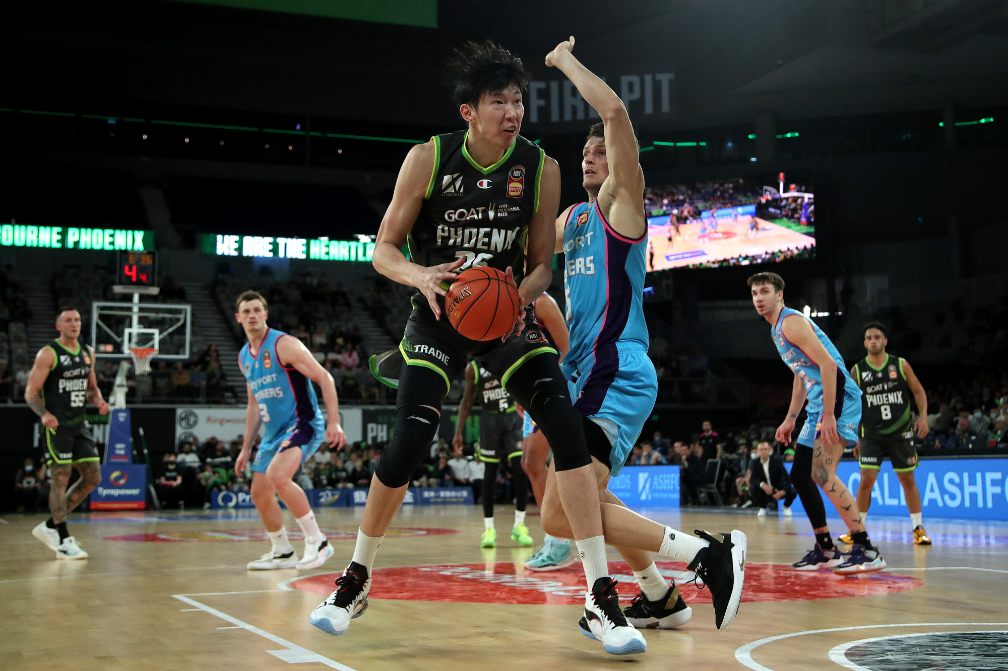 NBL-凤凰双杀破坏者两连胜 周琦8+2帽遭遇争议判罚制胜暴扣2加1