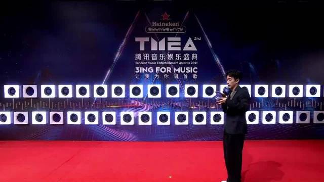 蔡徐坤 TMEA盛典红毯造型真的好帅，老虎夹克搭配墨镜……_新浪新闻