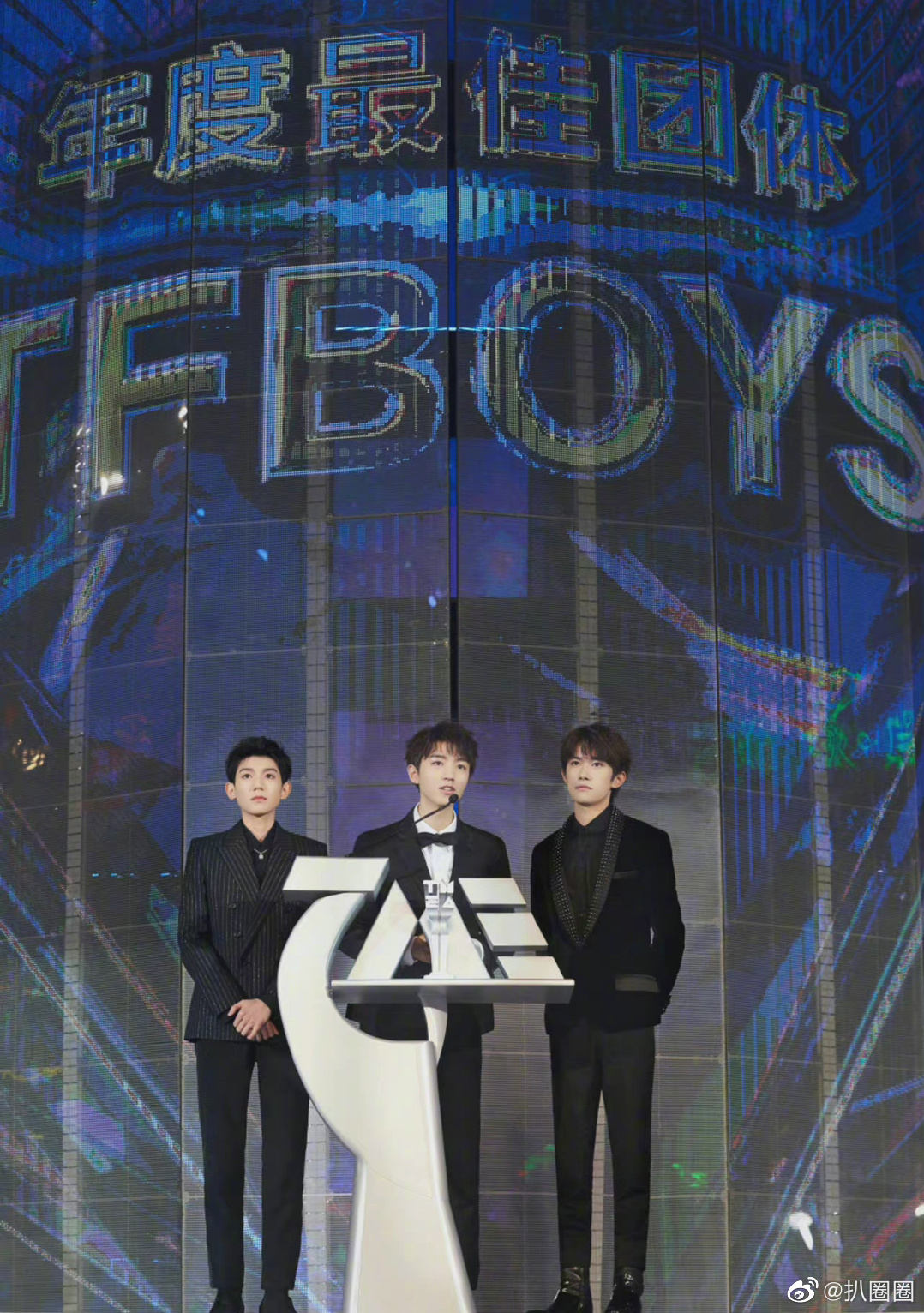 两年前TMEA的年度最佳团体奖是师兄TFBOYS……|TFBOYS|TMEA_新浪新闻