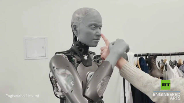 英国科技公司Engineered Arts开发的Ameca机器人……_新浪新闻