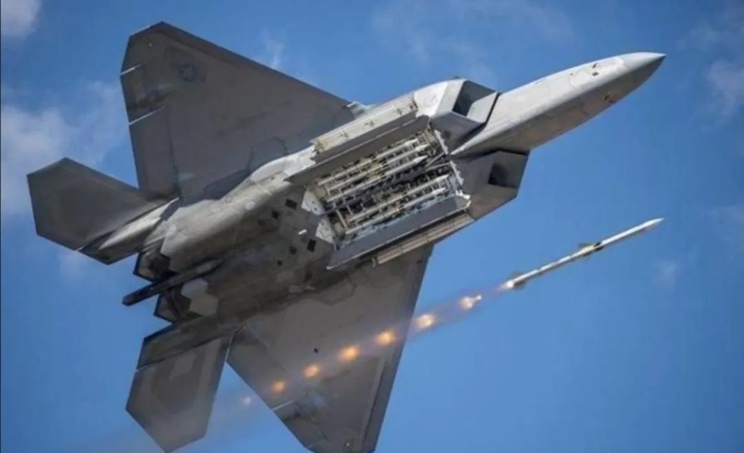 隐身弹舱谁更强？苏57泪奔，F22花落去，歼20和F35各具匠心