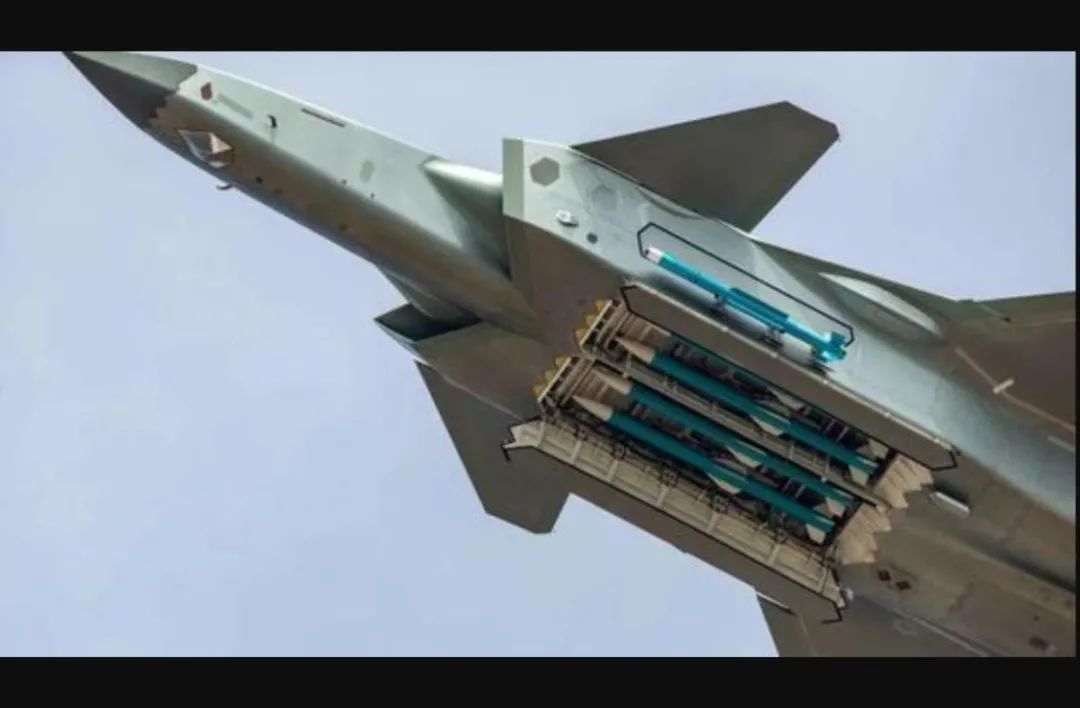 隐身弹舱谁更强？苏57泪奔，F22花落去，歼20和F35各具匠心