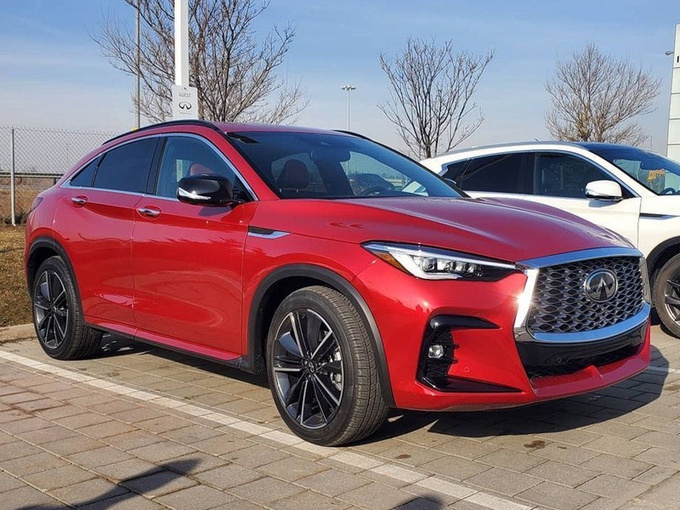 英菲尼迪全新QX55到店实拍！搭2.0T+CVT+四驱，运动轿跑造型