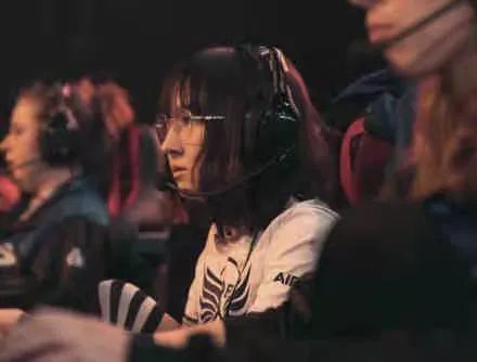 JKL的妹妹远赴海外打比赛？欧洲赛区首位女性ADC选手撞脸JKL！