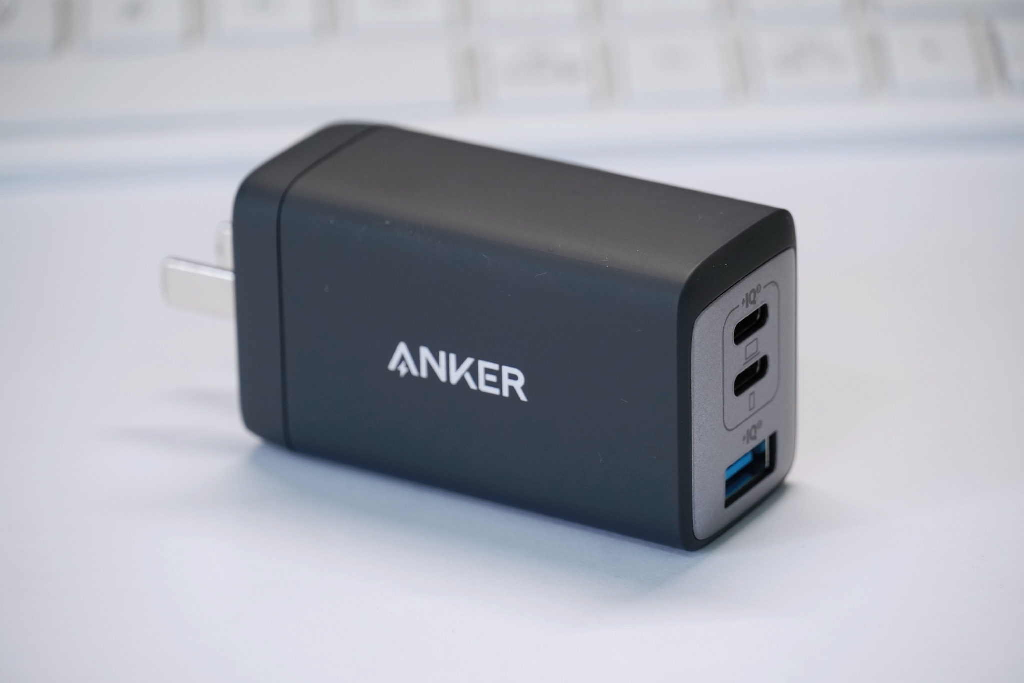 给大家介绍这“一镓三口” Anker 安克65W 氮化镓三口超能充……|Anker_新浪新闻