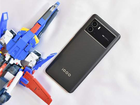 性能操控天花板 电竞级E5直屏旗舰机iQOO9评测|和平精英|龙8|旗舰_新浪新闻