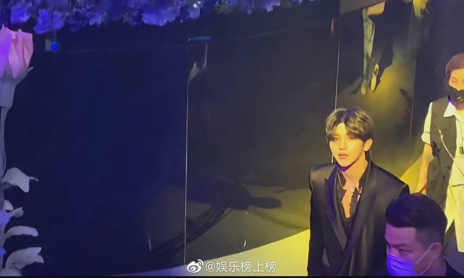 蔡徐坤看灯牌系列 是KUN与IKUN的双向奔赴|蔡徐坤|灯牌_新浪新闻