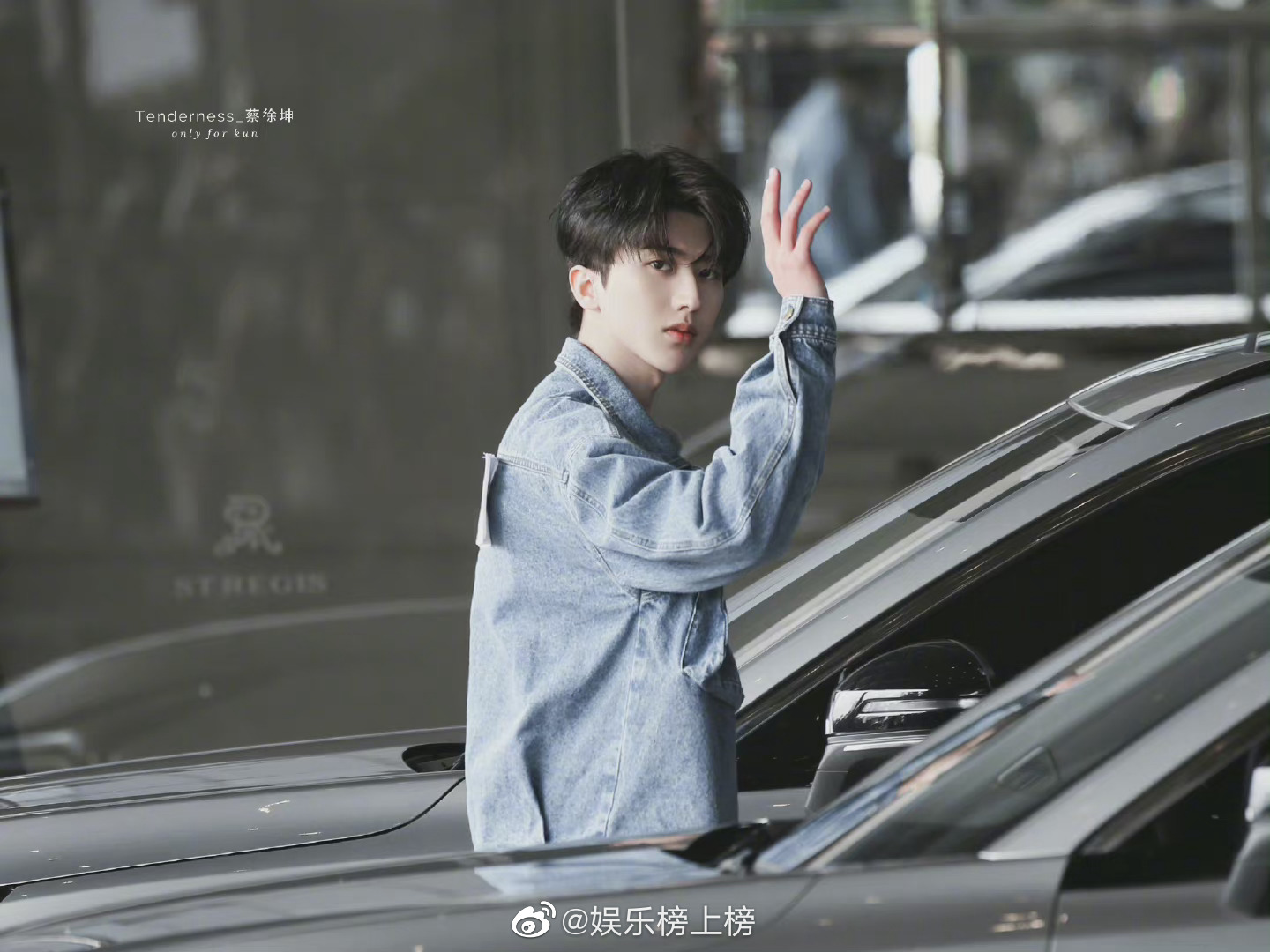 蔡徐坤对IKUN标志性招手好可爱👋羡慕IKUN这句话已经说累了