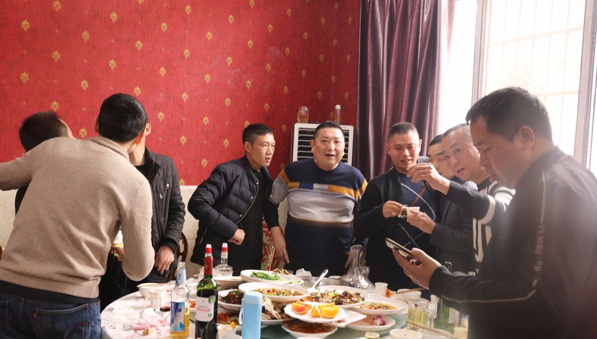 为了老同学见面不攀比,班长计划买 统一服装”,但聚会照样尴尬聚会同学班长新浪新闻