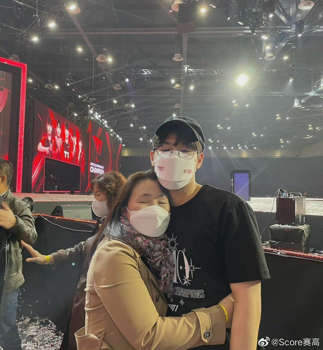 Oner姐姐更新ins动态晒照：决赛FMVP是我弟弟