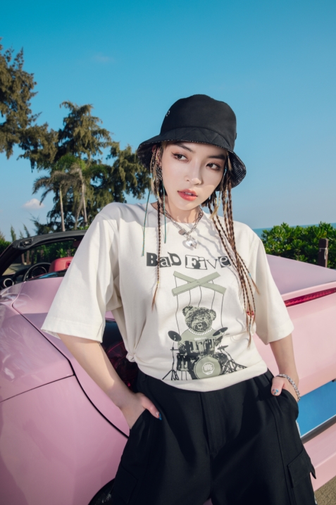 李宁品牌签约中国第一女Rapper VaVa毛衍七 继续燃爆国潮