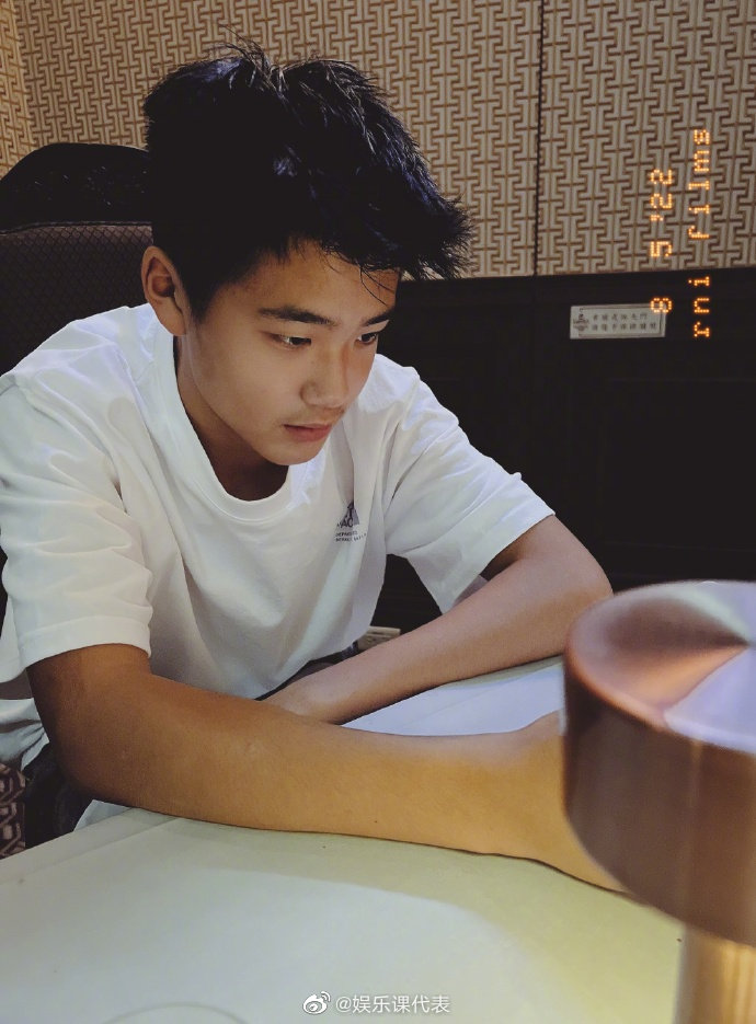 9日，吴速玲晒出儿女Joe和Grace近照庆祝母亲节……|Grace|母亲节|吴速玲_新浪新闻