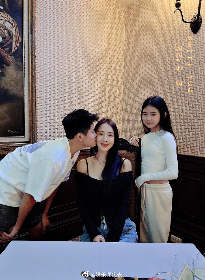 9日，吴速玲晒出儿女Joe和Grace近照庆祝母亲节……|Grace|母亲节|吴速玲_新浪新闻