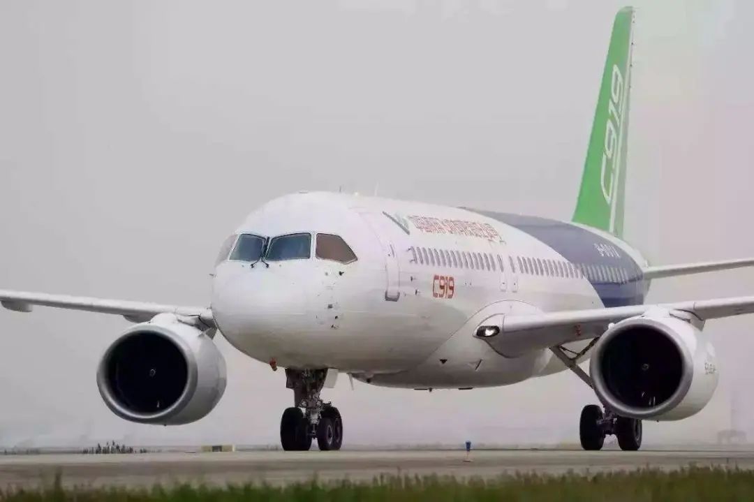 C919量产型首飞，年底交付，售价1亿美元，明年乘国产大飞机出行