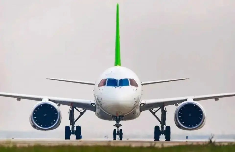 C919量产型首飞，年底交付，售价1亿美元，明年乘国产大飞机出行