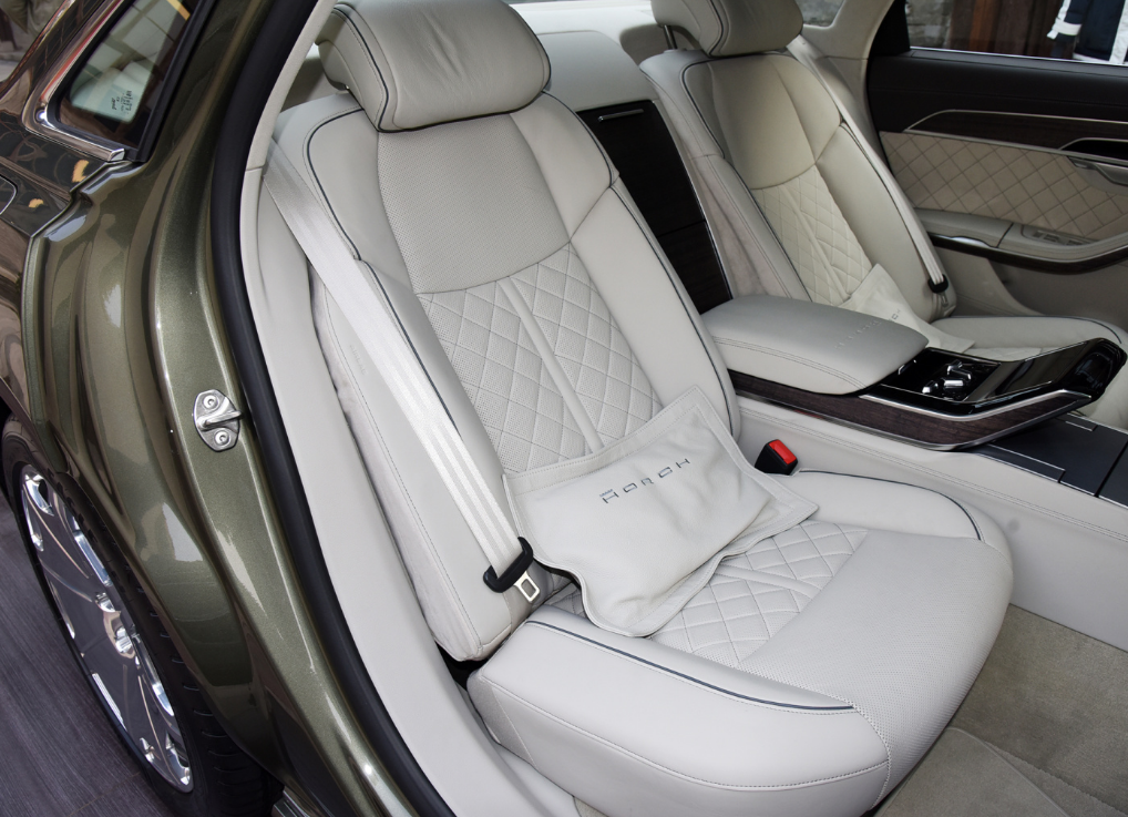 “迈巴赫”版奥迪A8，车长5450mm，大饼式轮毂，后排奢华配4座