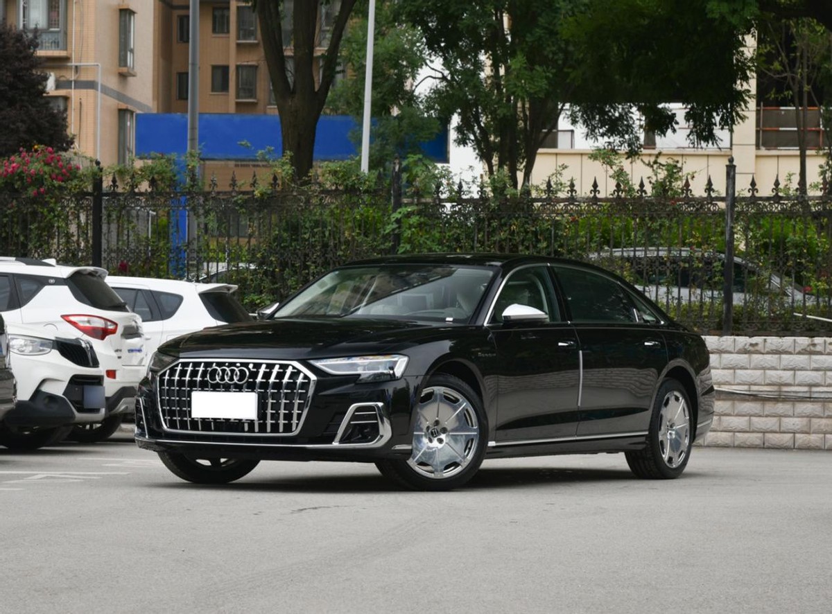 “迈巴赫”版奥迪A8，车长5450mm，大饼式轮毂，后排奢华配4座