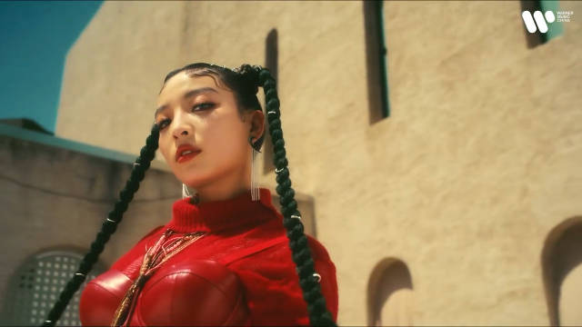 VaVa新专辑发布🔥主打单曲 《波斯》MV上线！异域风情拉满！ Be my own boss， 把皇冠当帽子_新浪新闻