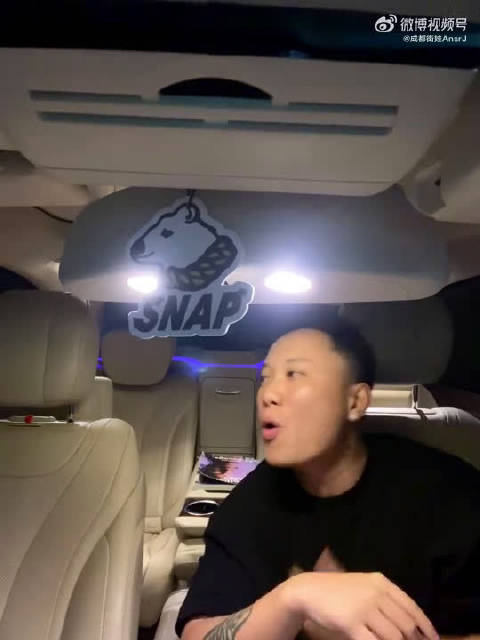 众享丝滑！AnsrJ表示：气氛都到这儿了 我就给大家旋儿一个 小弟娃只配在底下爬……_新浪新闻