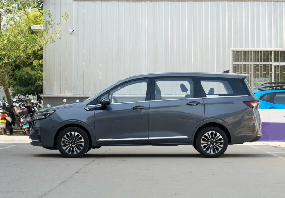 “MPV专家”再出爆款五菱佳辰不到1万一个座，但真的值得买吗？