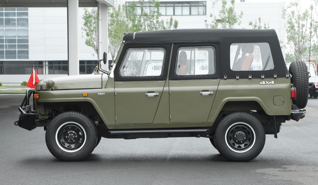 新款BJ212亮相，搭五菱2.0升动力，外观军绿涂装配软顶太亮眼