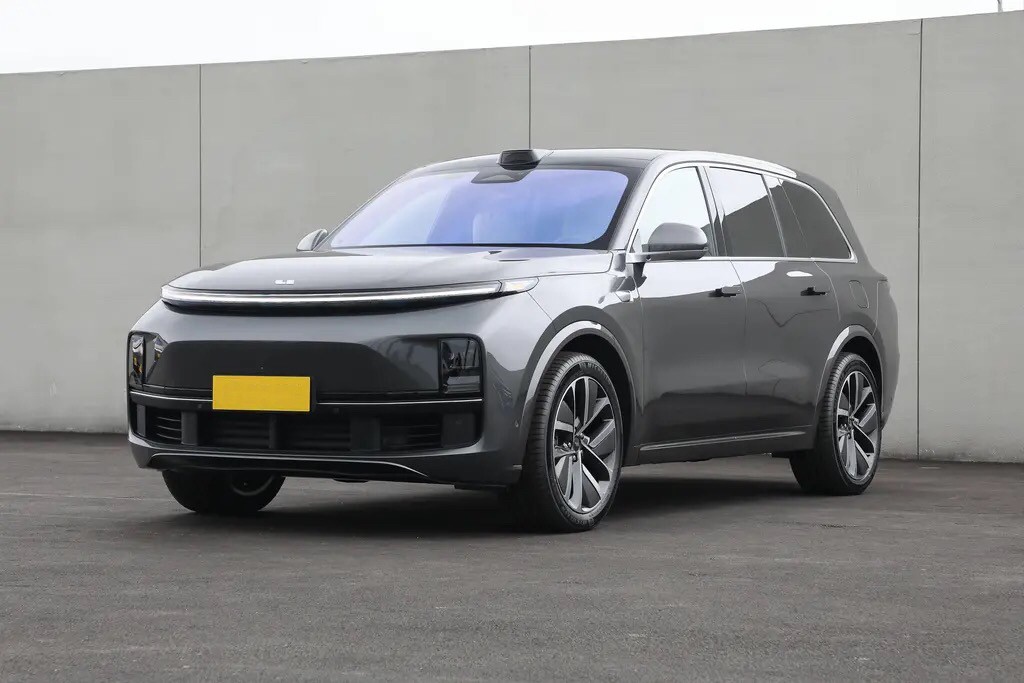 实拍理想L9，车长超5米2，外观大气配置丰富，售价45.98万