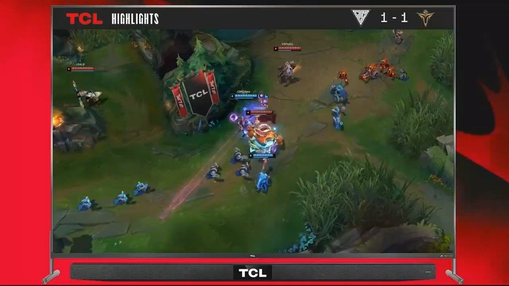 V5对战OMG第二局高光时刻，先锋完美团一锤定音，V5次局轻取OMG_新浪新闻