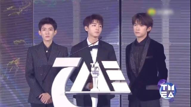 tfboys 互让话筒名场面不允许没有人看过！_新浪新闻