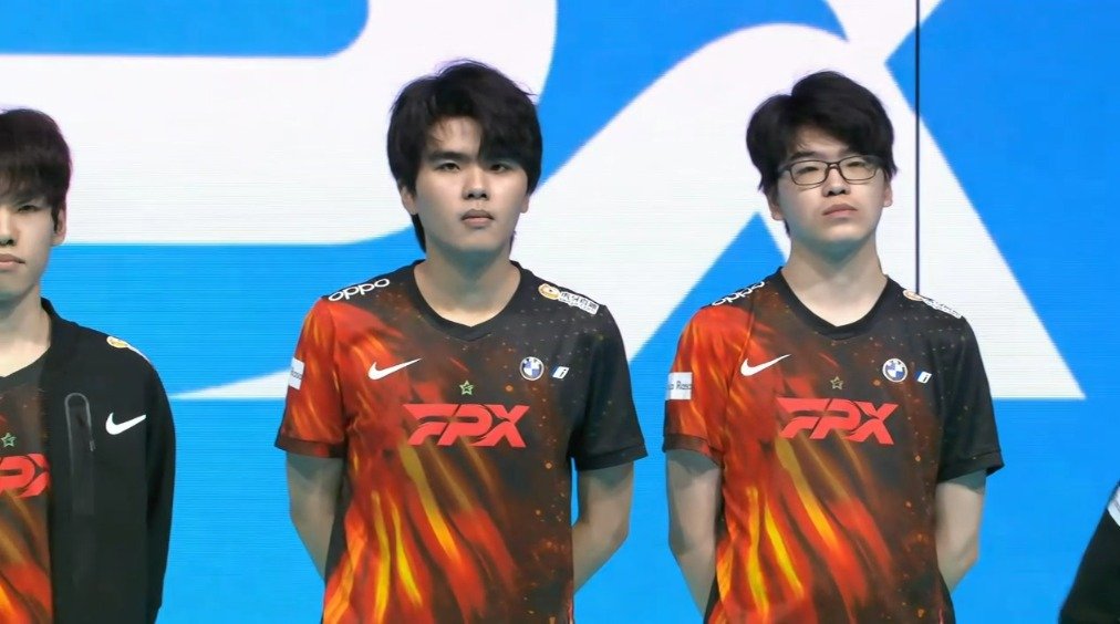 WBG vs FPX FPX出场画面来了！_新浪新闻