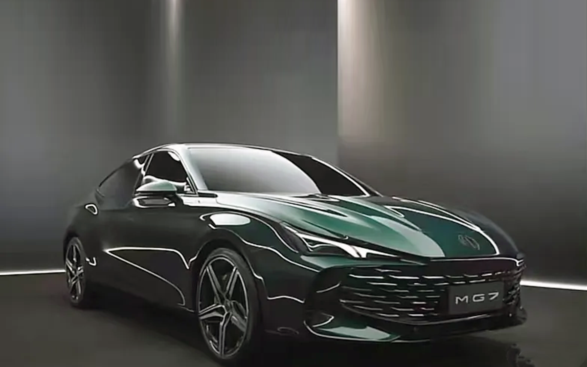 名爵MG7实车长这样，轿跑造型+电尾翼，搭2.0T+9AT，要大卖？