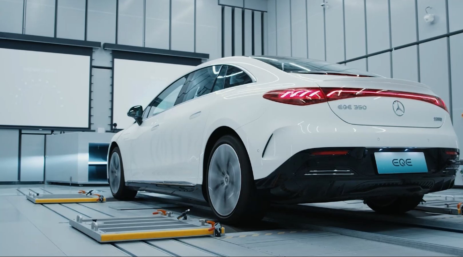 奔驰EQE研发的背后，NVH、底盘调校、电池电控测试……|汽车技术|汽车视频|新能源_新浪新闻