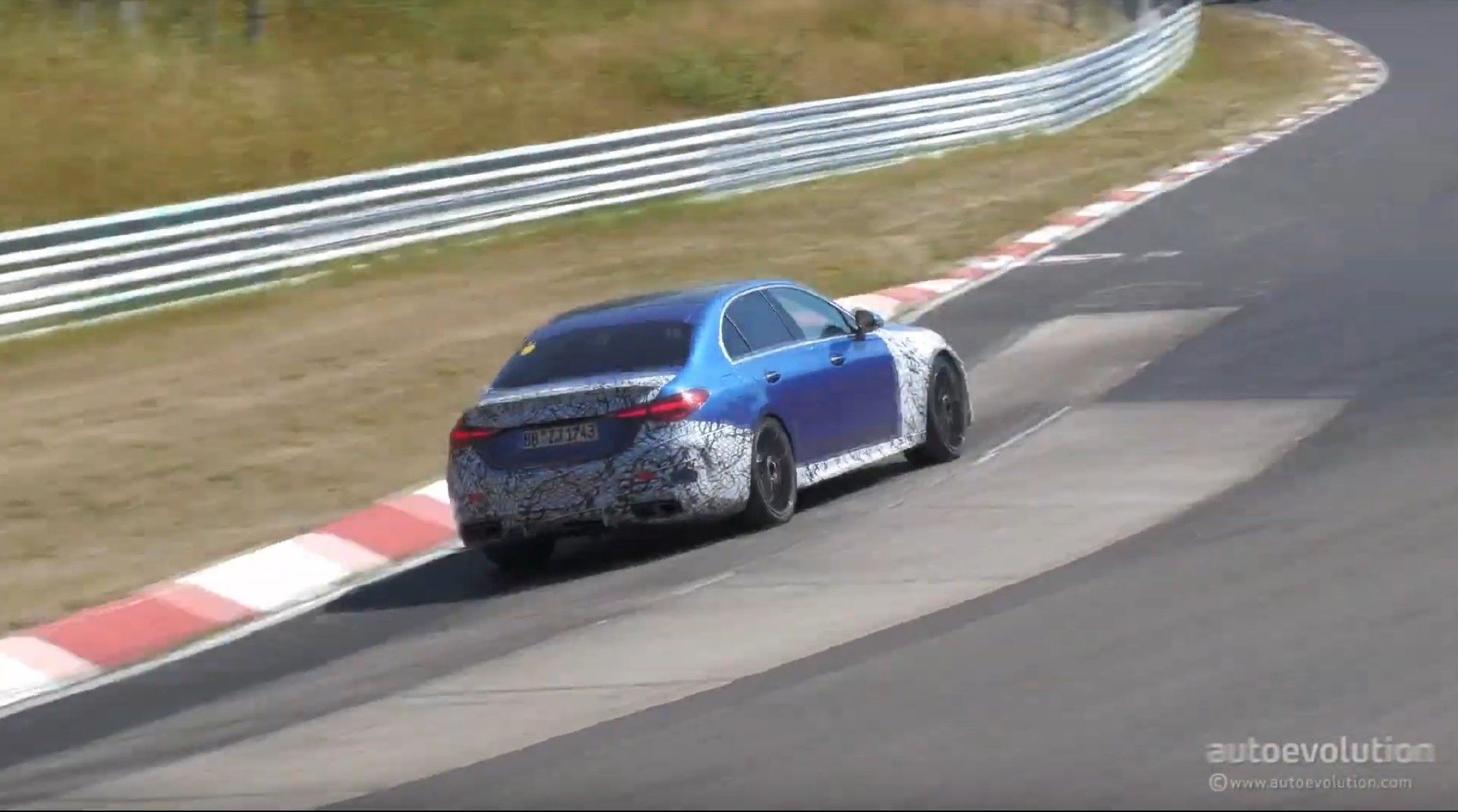 搭2.0T插混系统 全新梅赛德斯-AMG C63最新谍照