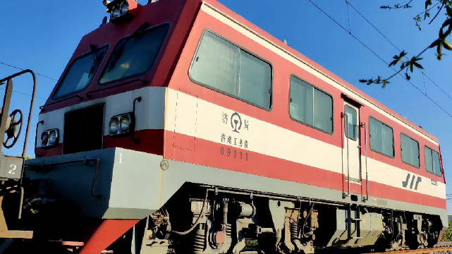 JW-4G型接触网作业车 QGC-25型起重轨道车 GC-270型轨道车_新浪新闻