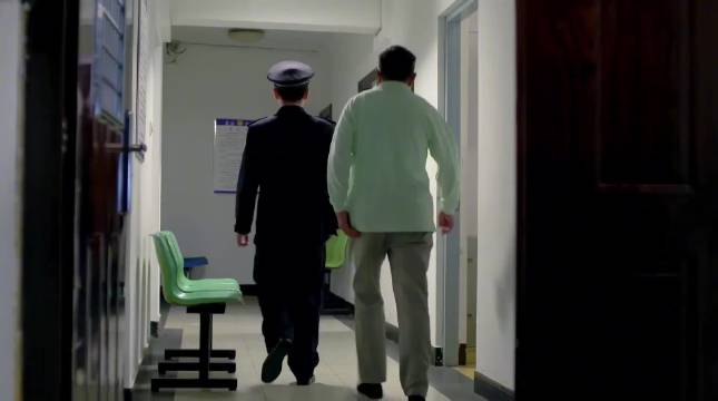 儿子儿媳宾馆被抓,老父亲拿结婚证保释他们,对话太逗 新浪新闻