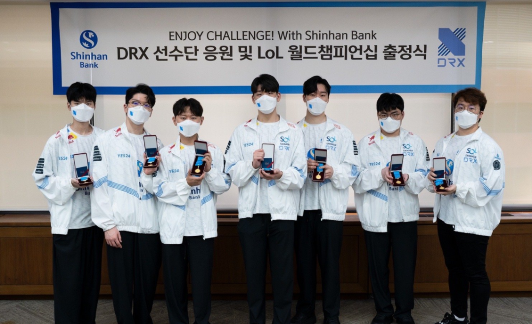 S12：秀起来了！DRX获得20克纯金奖牌，全员飞机升舱