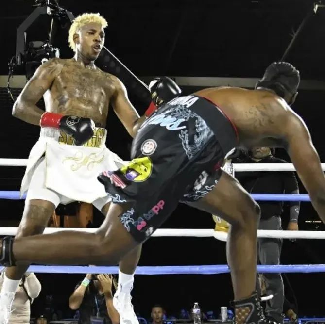 拳击比赛中罕见的KO方式！对手当场不省人事！|拳击比赛_新浪新闻