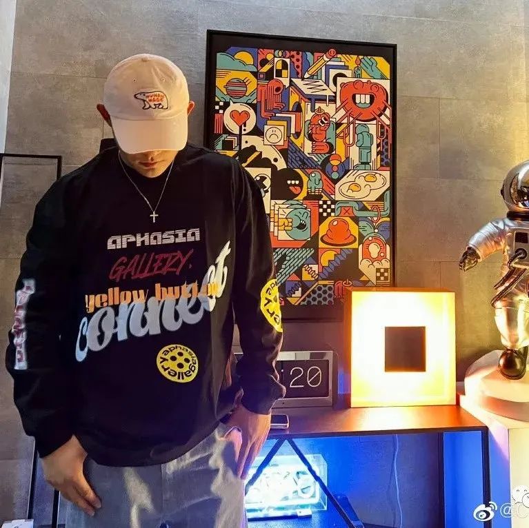 全明星阵容！PGOne晒出艾热、黄旭、小白、OB03等人上身他潮牌的照片！|艾热|黄旭|PGOne_新浪新闻