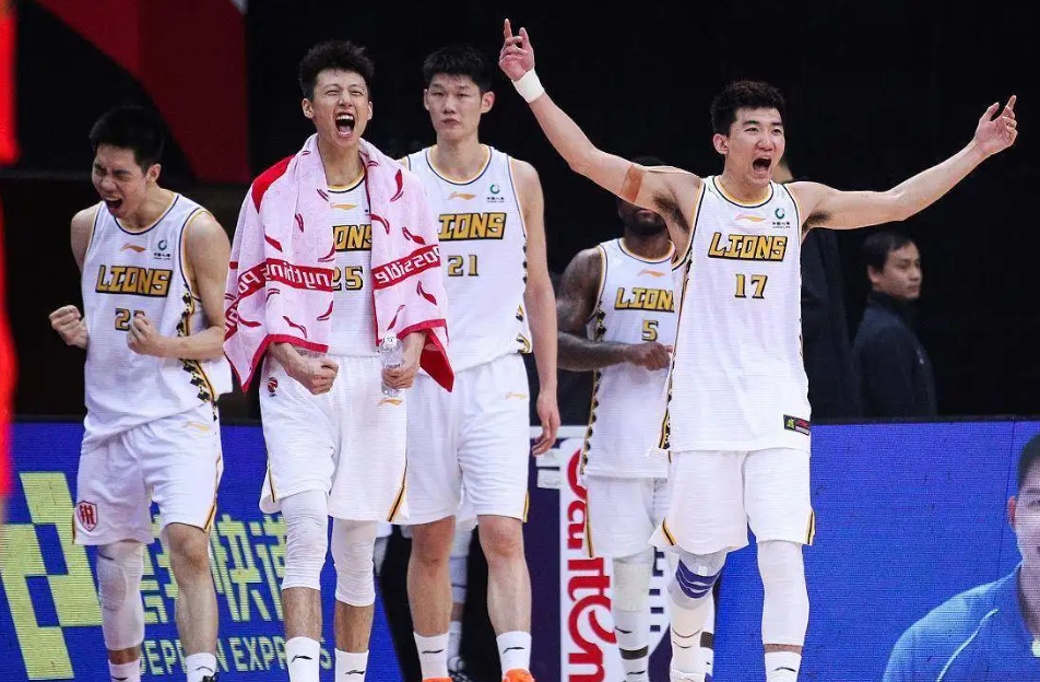 CBA最惨球队！广厦外援首秀骨折，4大核心2人躺下，2人带伤打|CBA|孙铭徽|卡明斯_新浪新闻