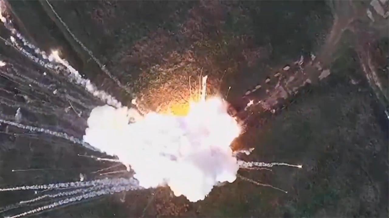 俄军"柳叶刀-3"巡飞弹超低空突防 成功炸毁乌军S-300防空导弹阵地|俄军|防空导弹|S-300_新浪新闻