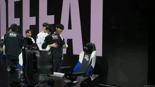 赛后 Deft和Meiko拥抱，两位老队友|edg|队友|meiko_新浪新闻