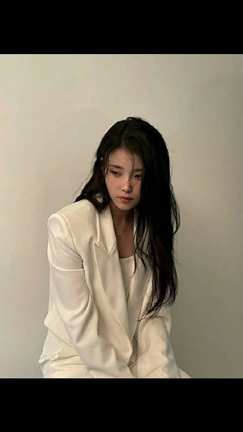 IU ins更新台历拍摄花絮照 拍的好有感觉|IU|花絮_新浪新闻