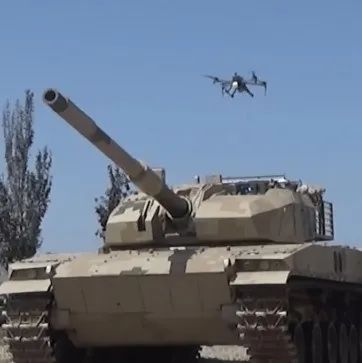 国产VT5-U无人坦克！一炮能击穿T72，还带无人机扩大视野|无人机|轻型坦克|VT5_新浪新闻