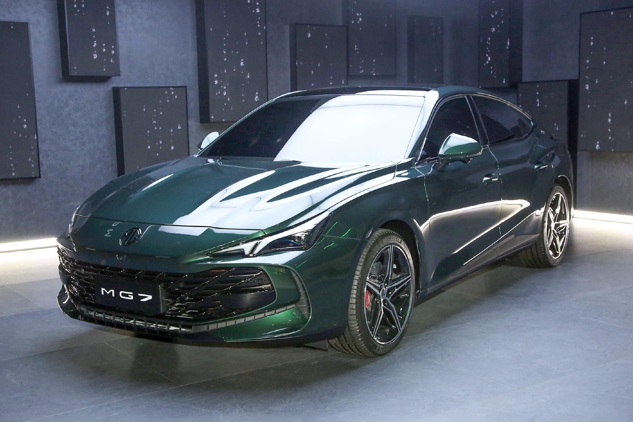 又帅又能打！全新一代名爵MG7实拍，搭2.0T+9AT，凌渡L有对手了