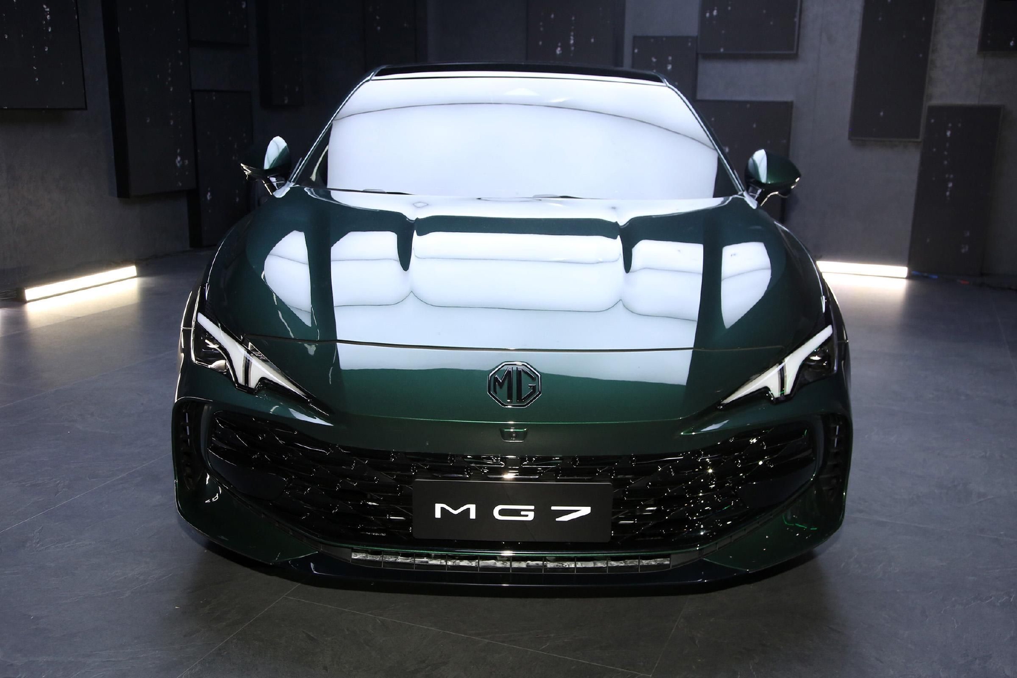 又帅又能打！全新一代名爵MG7实拍，搭2.0T+9AT，凌渡L有对手了