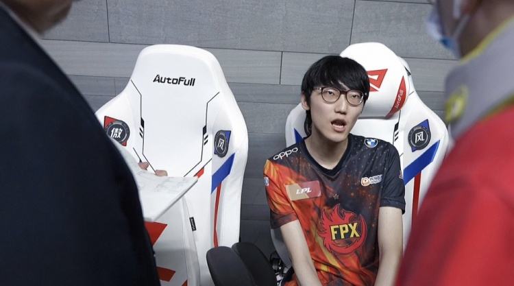 前V5教练揭秘FPX冰岛往事：五人生活没交集，牛宝退钱也要逃离