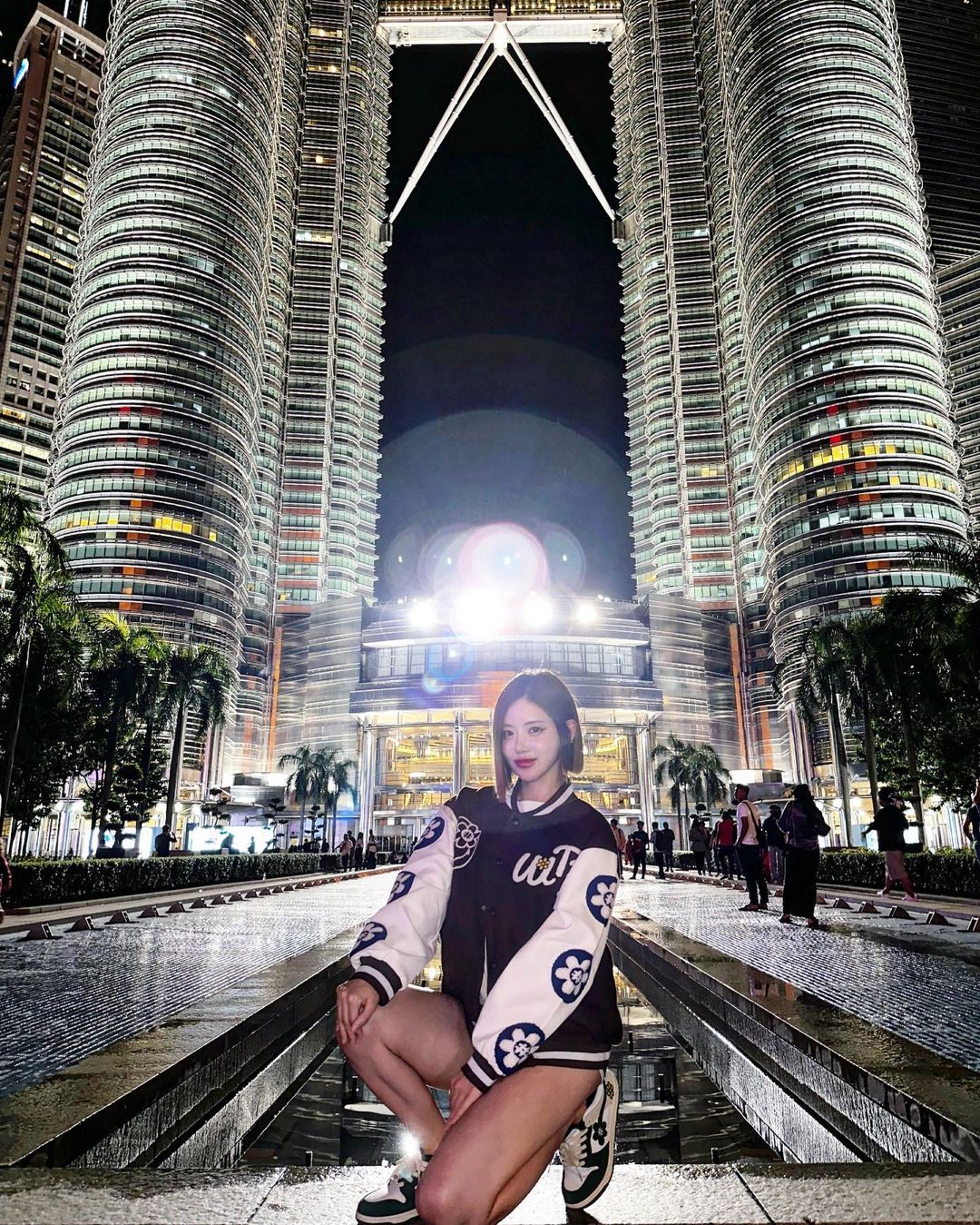 DJ Soda 疯狂营业！大尺度代言 FR2！黑丝配球鞋「白的晃眼」！